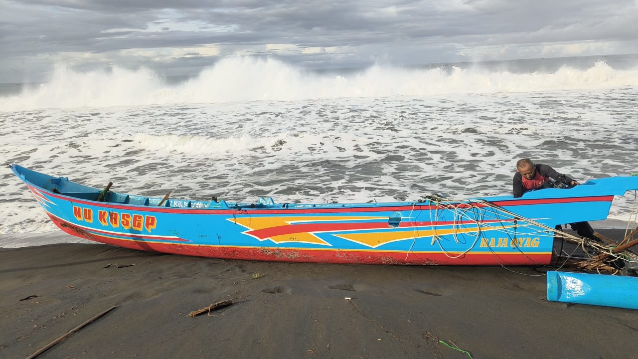 Perahu Nelayan Tasikmalaya Terbalik Dihantam Ombak Besar di Pantai Cikalong